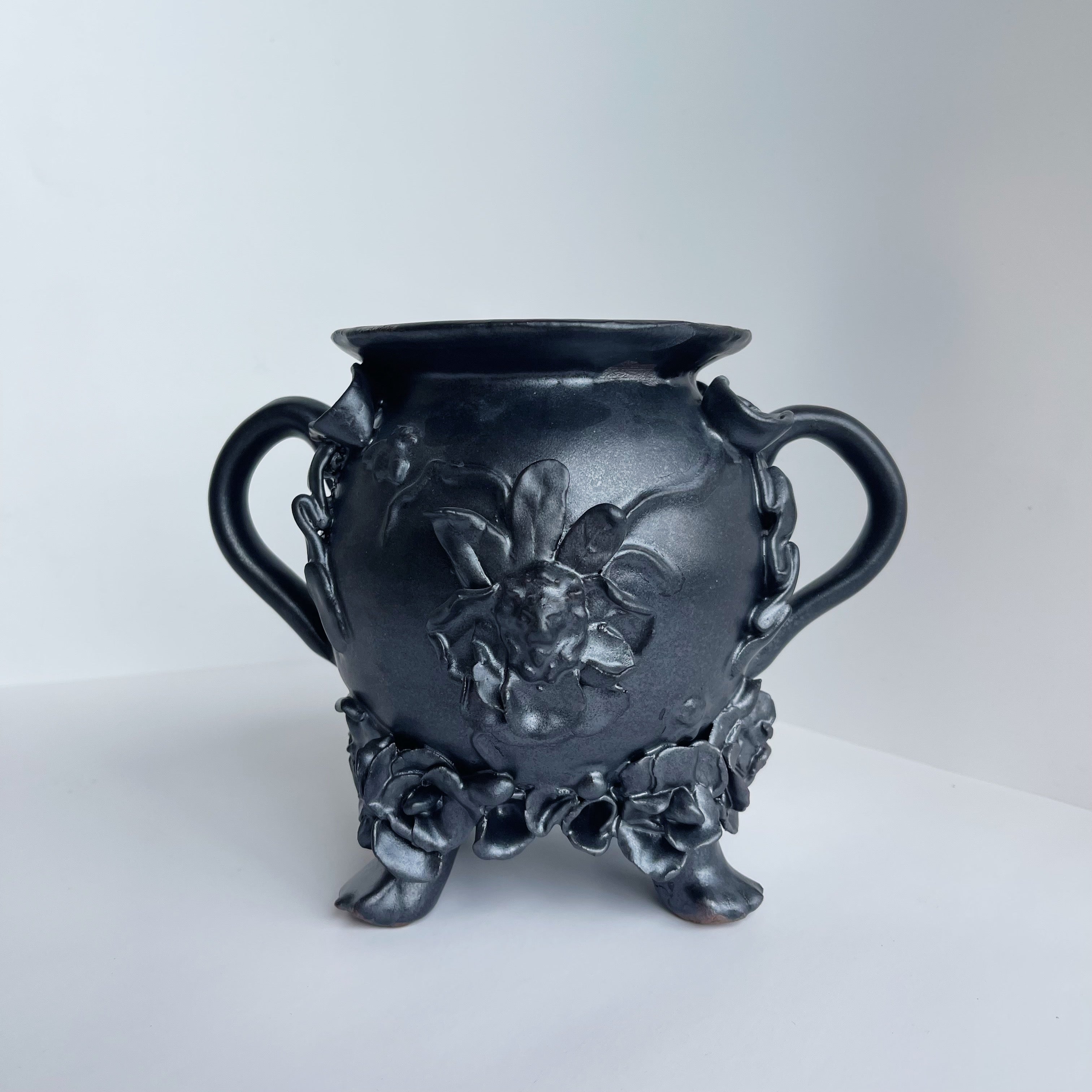 Large Cauldron Planter | Jessica Walker – Ruby Clay Company